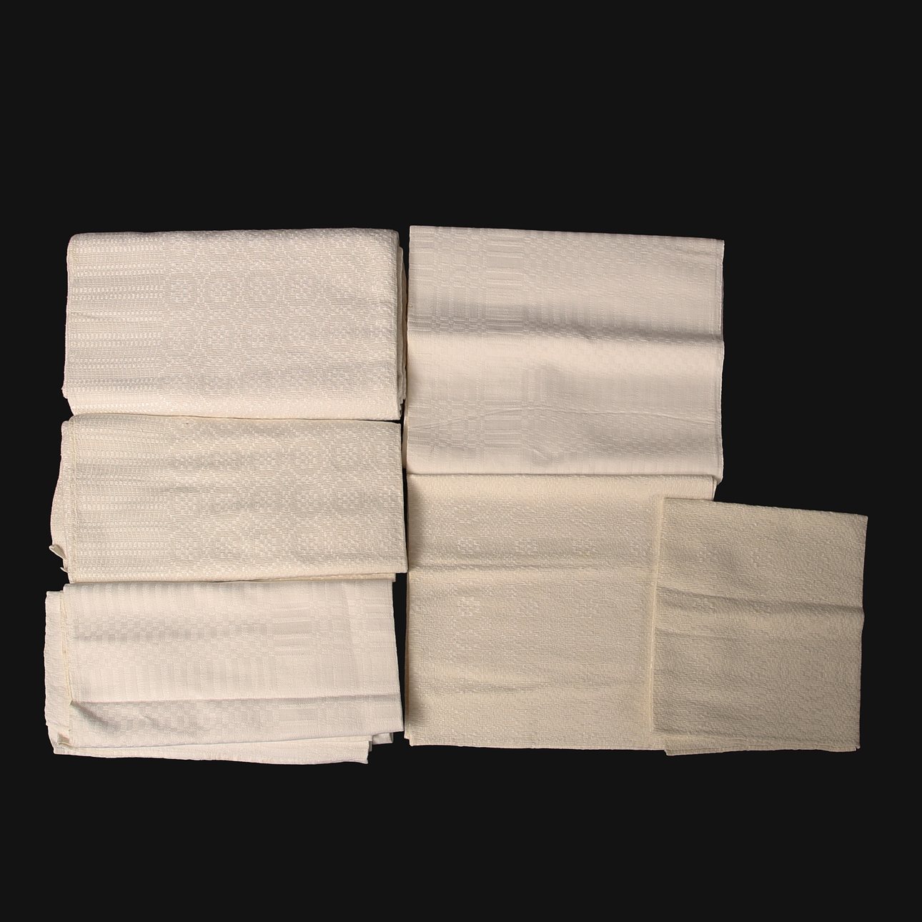 DUKAR, 4 st., samt mindre textilier. 1900-tal. Mattor & Textil ...