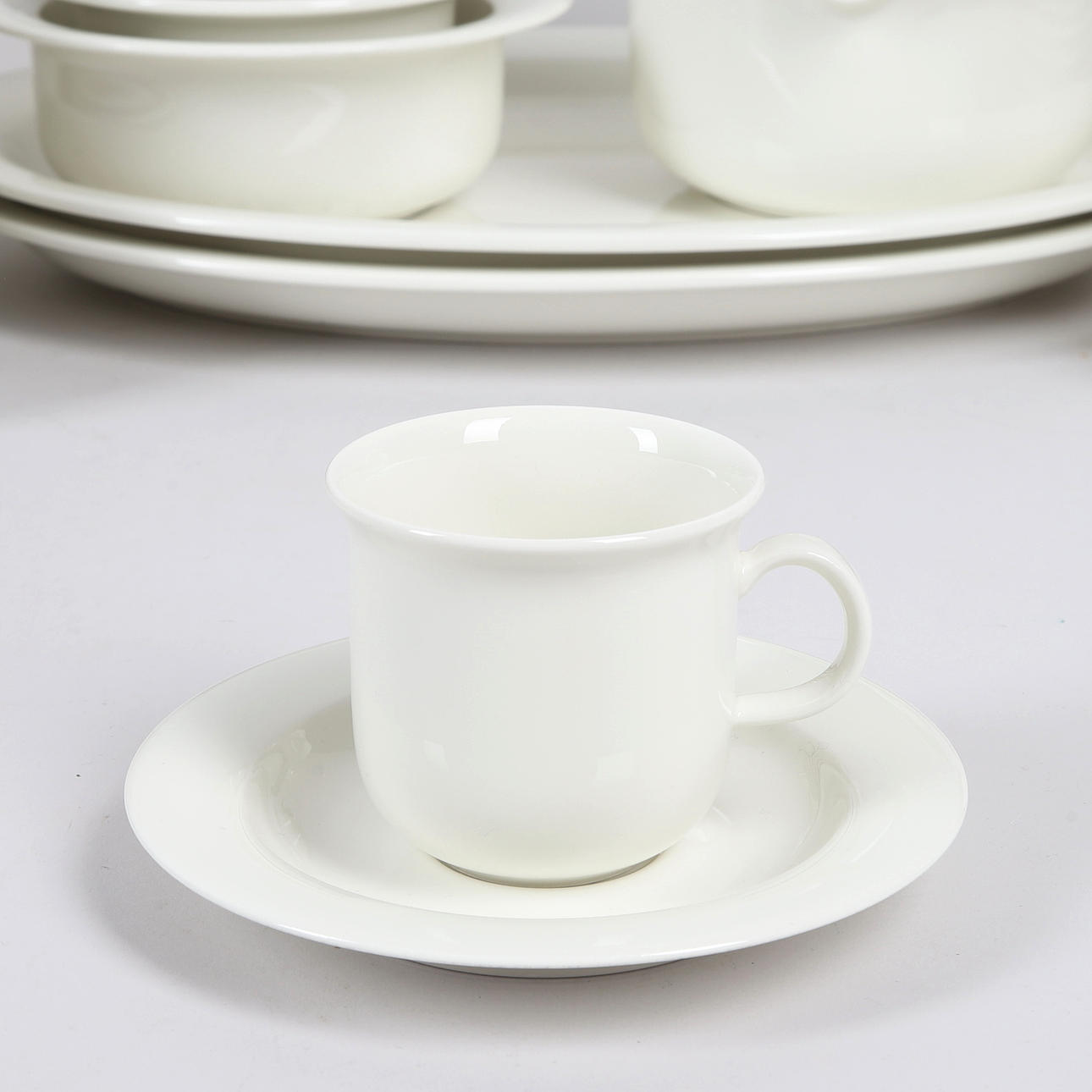 Ein Set von 60 Keramikgeschirr, „Arctica“, Arabien, Finnland. Keramik ...