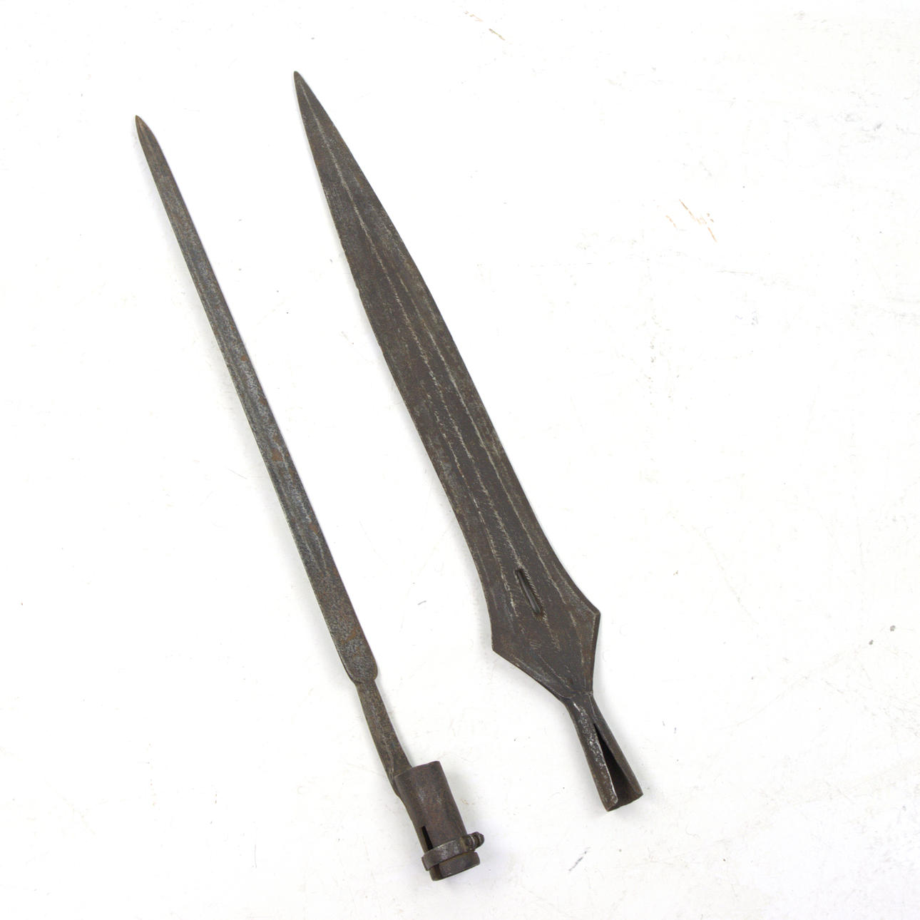 Bayoneta y punta de lanza, siglos XVII/XIX, África. Etnografía - Arte ...