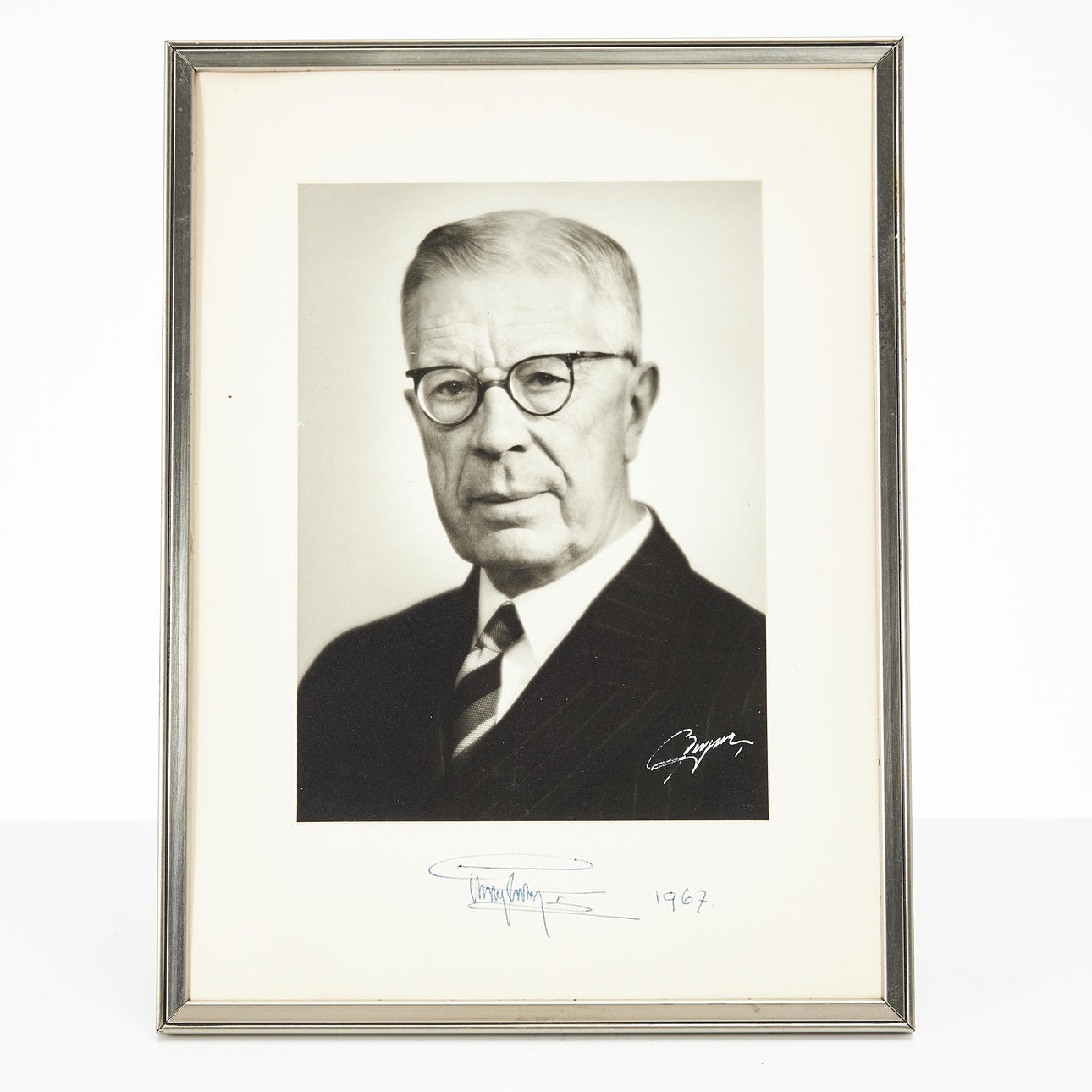SIGNED PHOTOGRAPH, depicting King Gustav Adolf (1882-1973), taken at ...