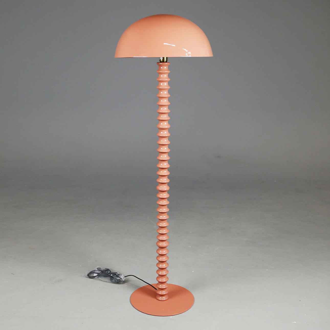 1970S ITALIAN STYLE FLOOR LAMP. Lighting & Lamps - Floor lights - Auctionet