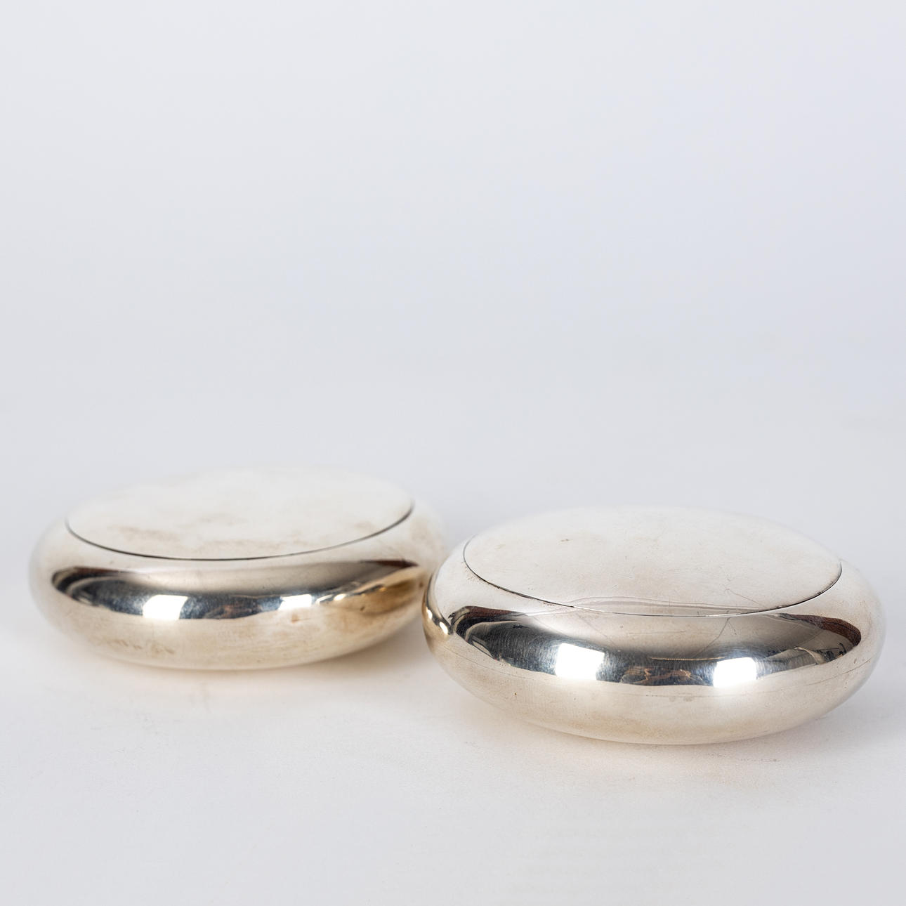 COLEN HEWER CHESHIRE UND WILLIAM NEALE. Two tabatieres, sterling silver ...