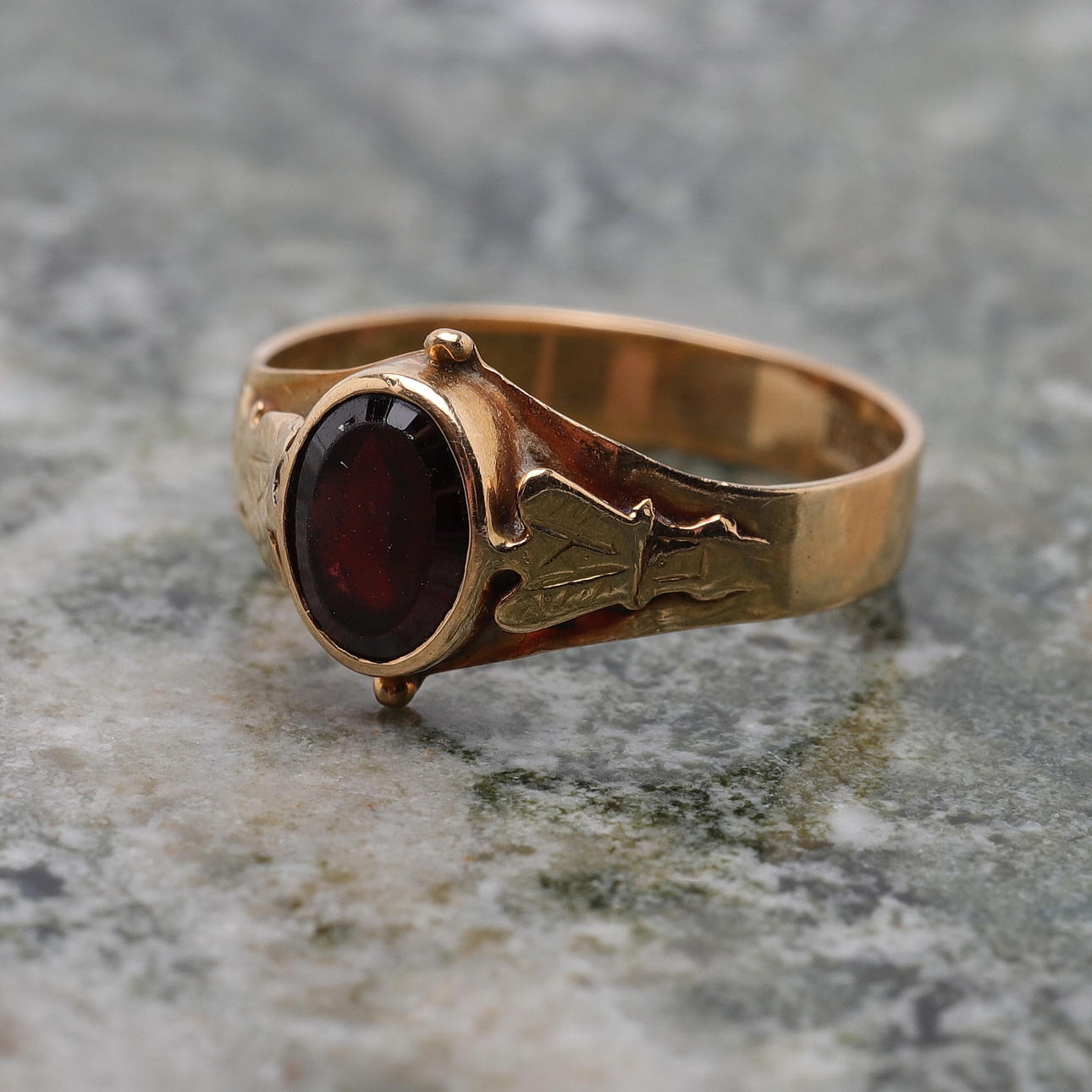RING, 18K gold with red stone. Total weight approx. 2.85g. Jewellery ...