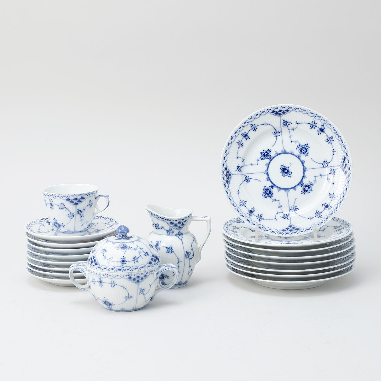 Coffee set, 18 pieces, “Musselmalet” porcelain, Royal Copenhagen ...