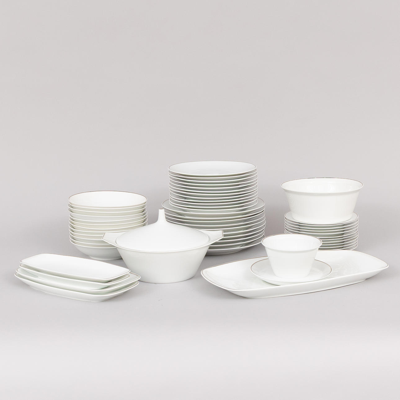 MATSERVIS, 53 delar, vit porslin med silverkant, Rosenthal. Keramik ...