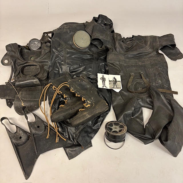 WW2 PERIOD FROGMAN DRY SUIT. Weapons & Militaria - Other - Auctionet