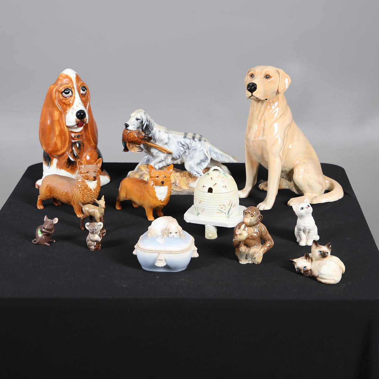 TWO BESWICK CORGI DOGS, A LABRADOR FIGURE, A PRICE POTTERY DOG AND ...