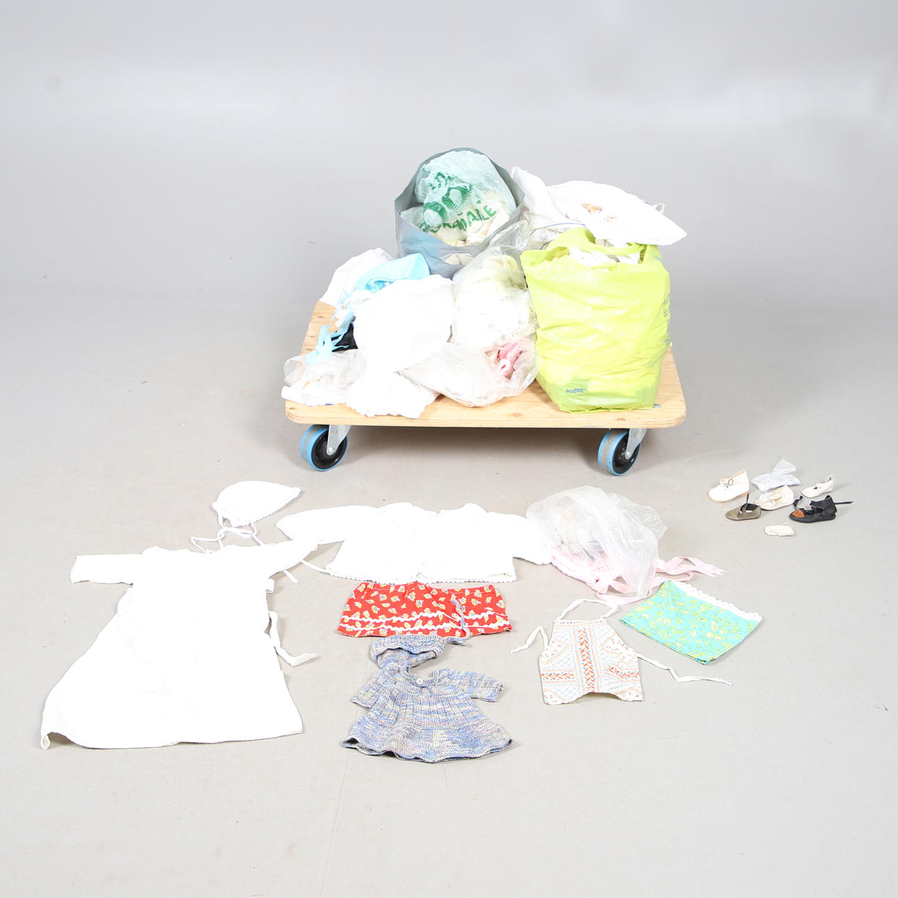 A COLLECTION OF DOLLS CLOTHES AND ACCESSORIES. Toys - Dolls ...