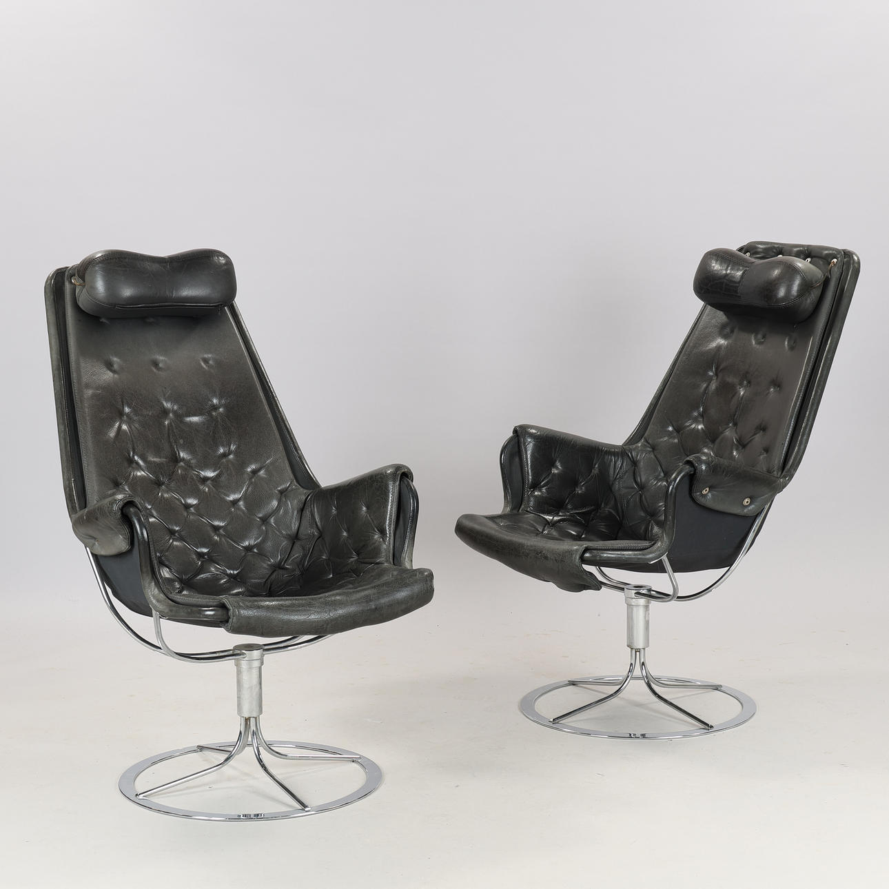 BRUNO MATHSSON. A pair of “Jetson” armchairs with a swivel frame of ...