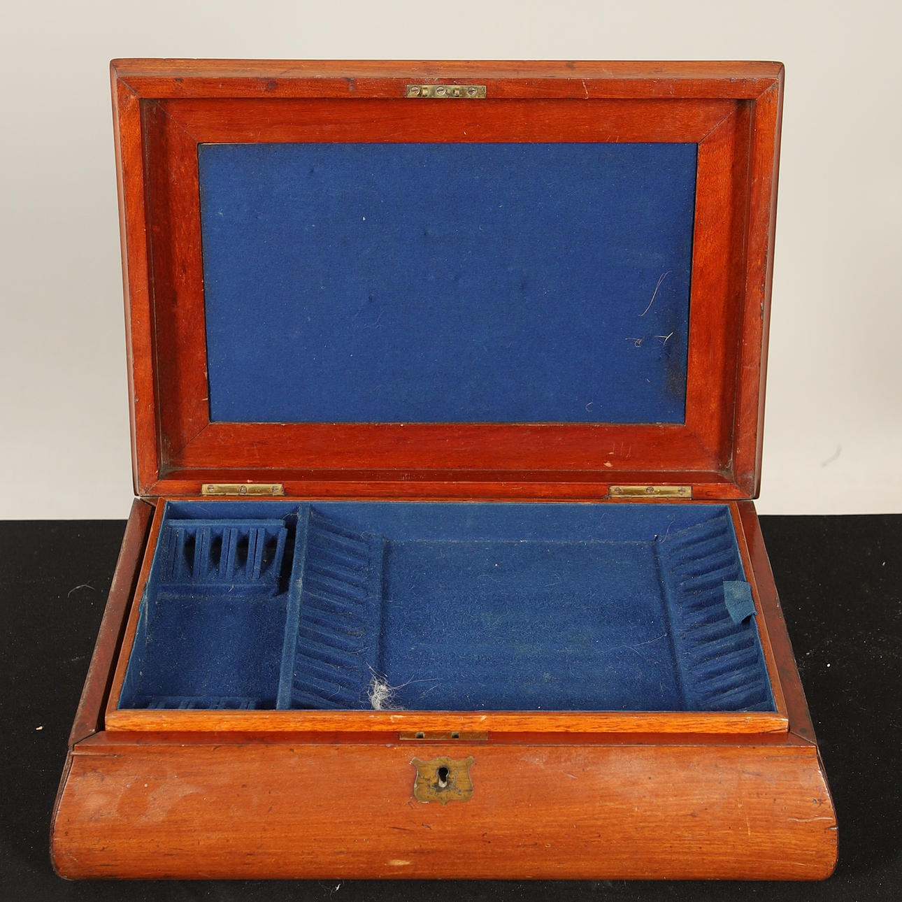 A MAHOGANY OGEE SHAPED CANTEEN BOX. Furniture - Other - Auctionet