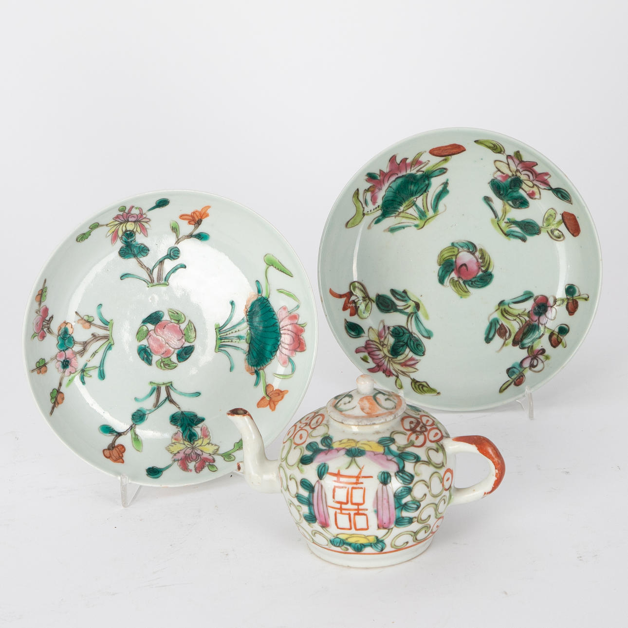 Small teapot and two plates, China, 19. Jh. up to republic period (3 ...