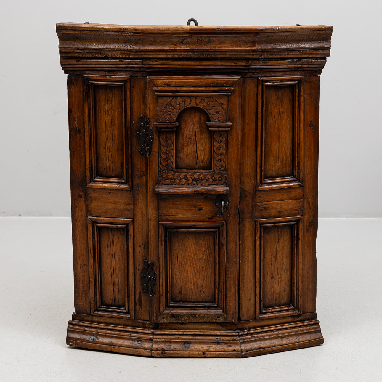 HÖRNSKÅP, furu, Sverige, allmoge, 1700-tal. Allmoge - Möbler - Auctionet