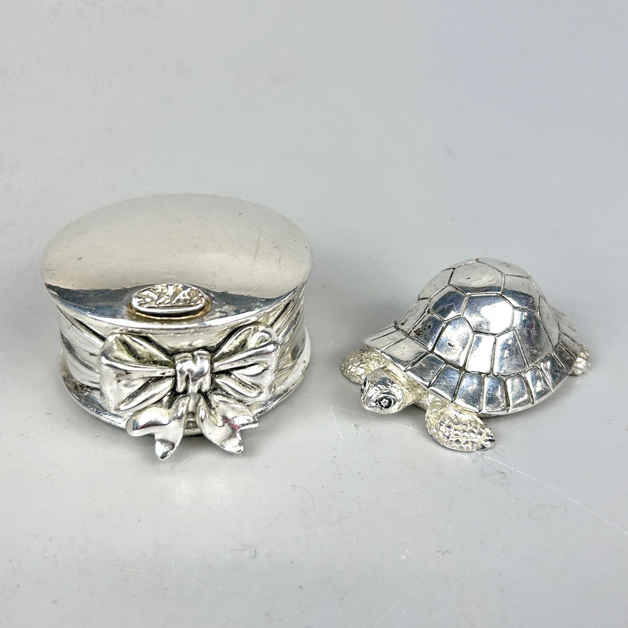 TWO SILVER COATED ITEMS. Miscellaneous - Miscellaneous - Auctionet