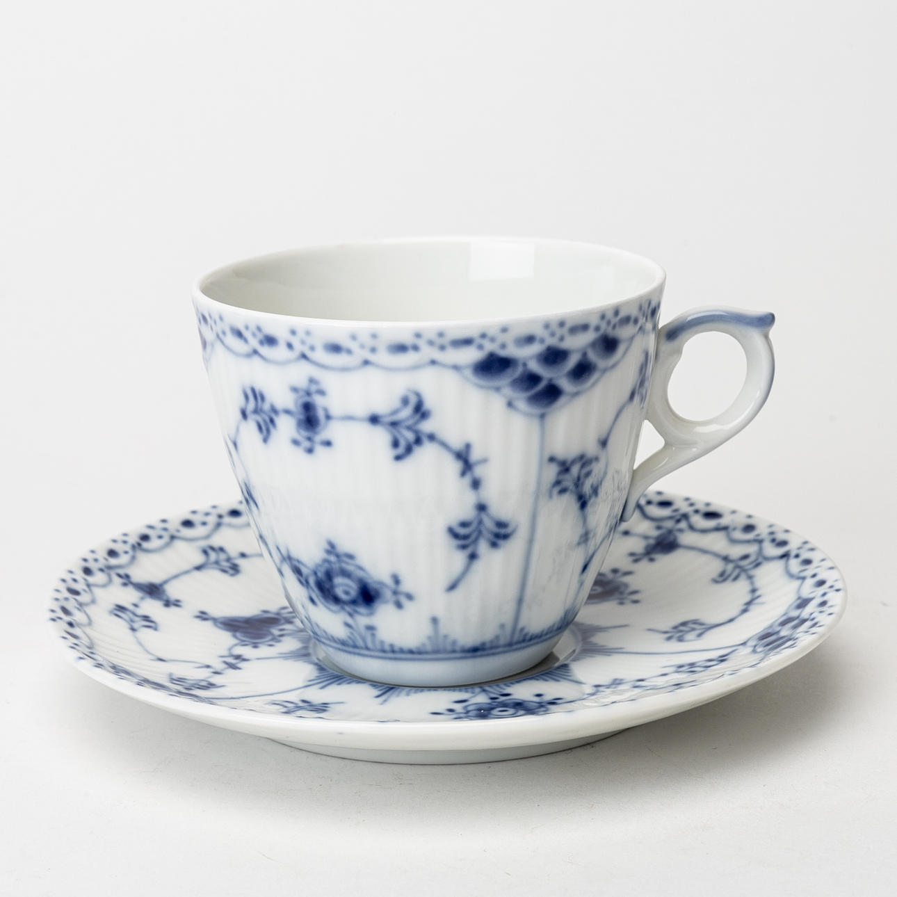 A 12-piece “Musselmalet” porcelain cup with saucer, Royal Copenhagen ...