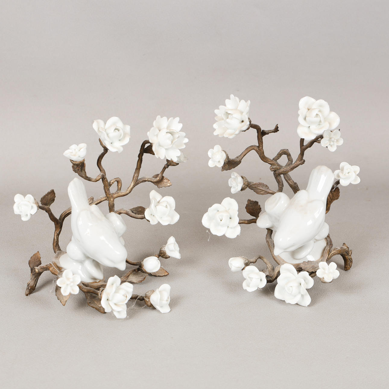 ETT PAR BLANC DE CHINE VÄGGFÄSTEN (2). Keramik & Porslin - Europeiskt ...