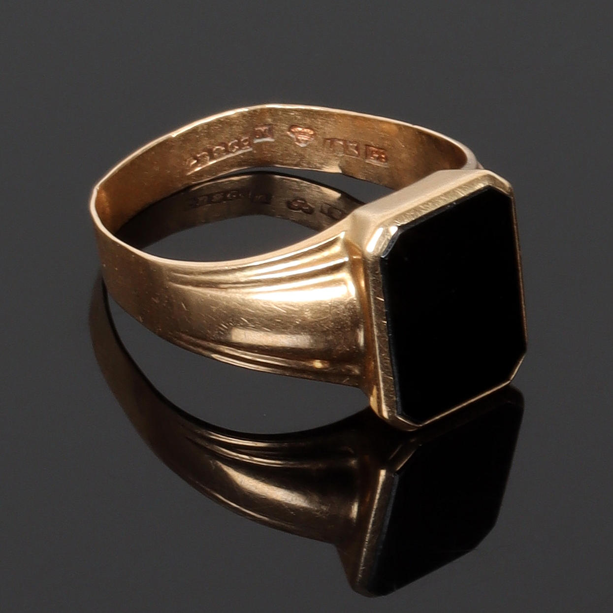 A SIGNET RING, 18k gold, with onyx, Gustav Dahlberg & Co. Malmo. in ...