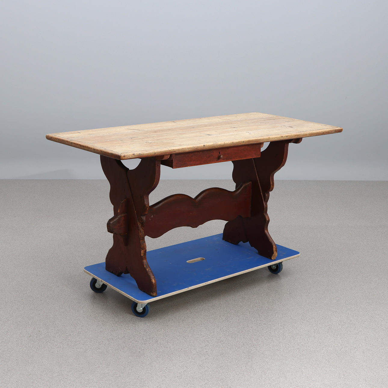 BOCKBORD MED LÅDA. Delvis bemålad furu. 1800-tal. Möbler - Bord - Auctionet