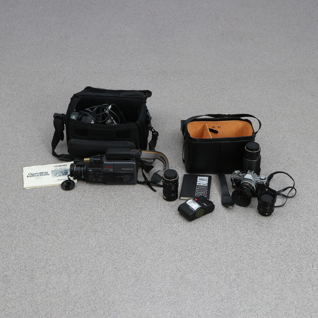 KAMERA OCH VIDEOKAMERA. Canon AE-1 resp. Panasonic VHS-Movie MC6. Med ...