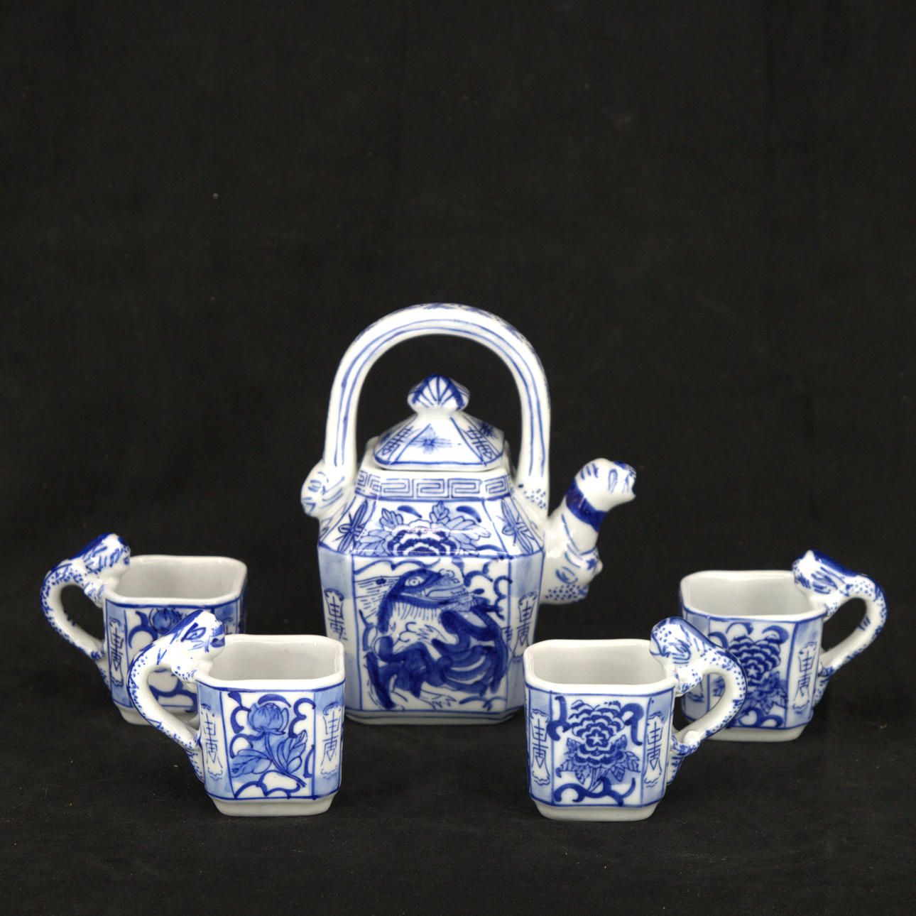 A 5-piece tea set, blue and white porcelain, China. Ceramics ...