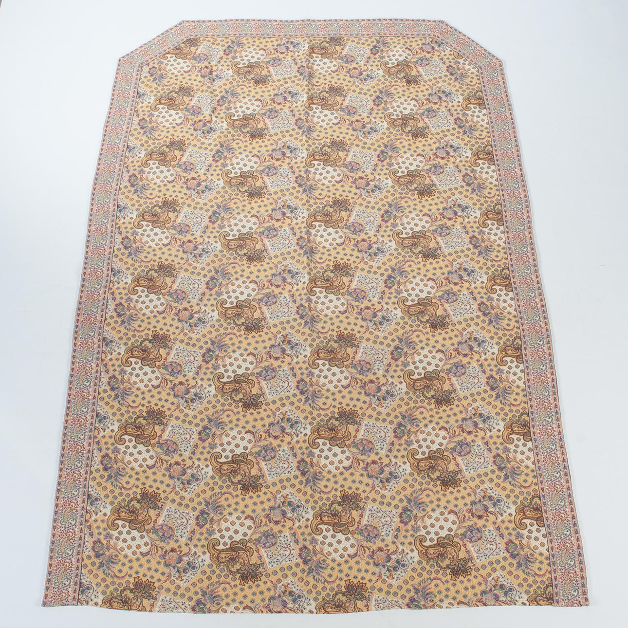 BEDSPREAD. Floral decor with border, Italy 164 x 240 cm. Carpets ...