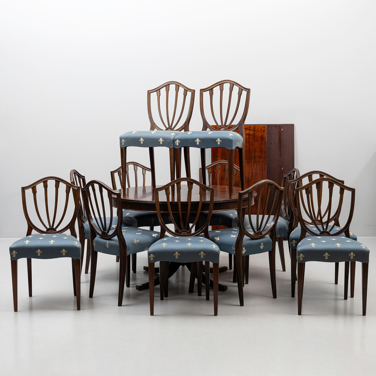 A 13-piece dining group, English style, second half of the 20th century ...