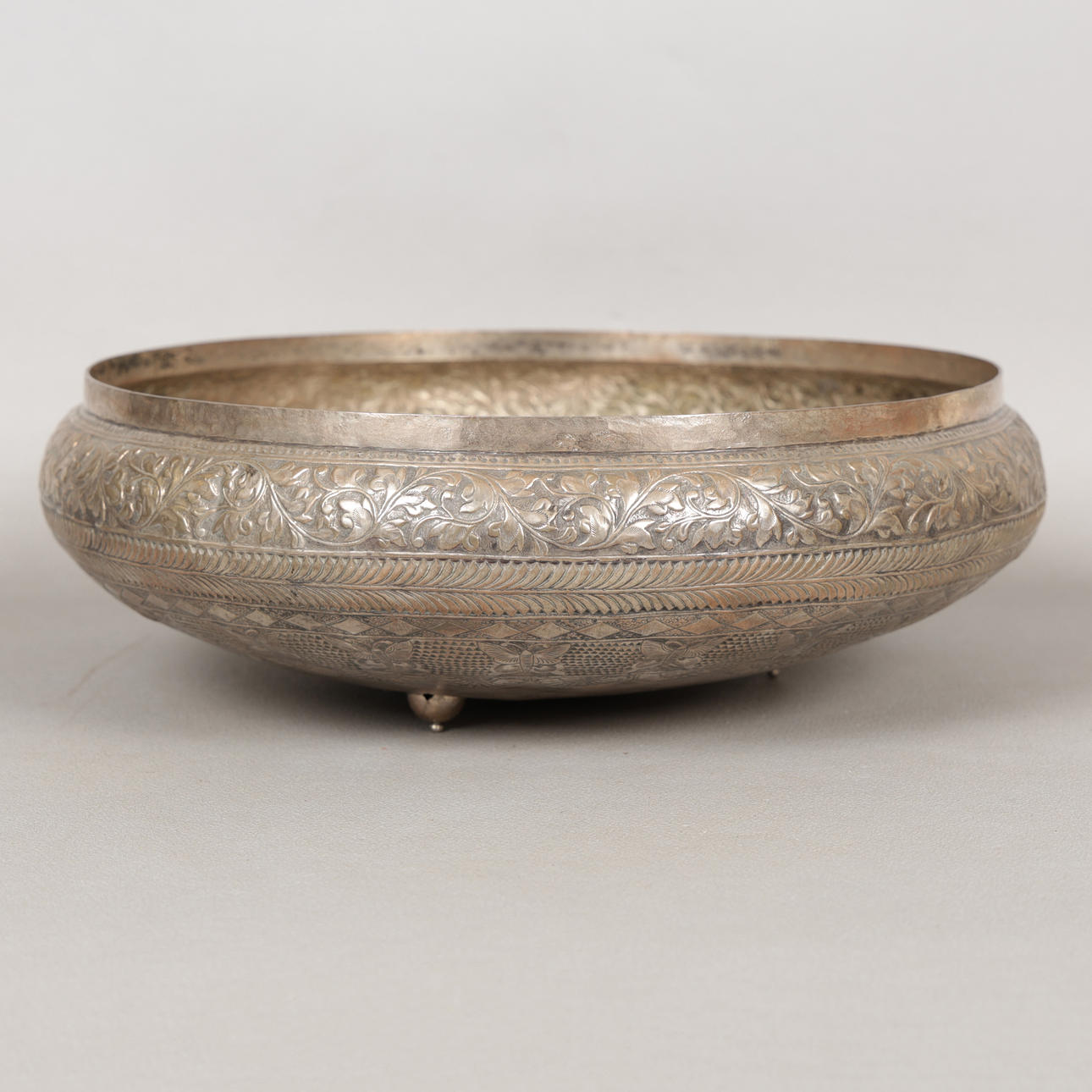 AN ISLAMIC WHITE METAL EMBOSSED BOWL. Silver & Metals - Silver - Auctionet