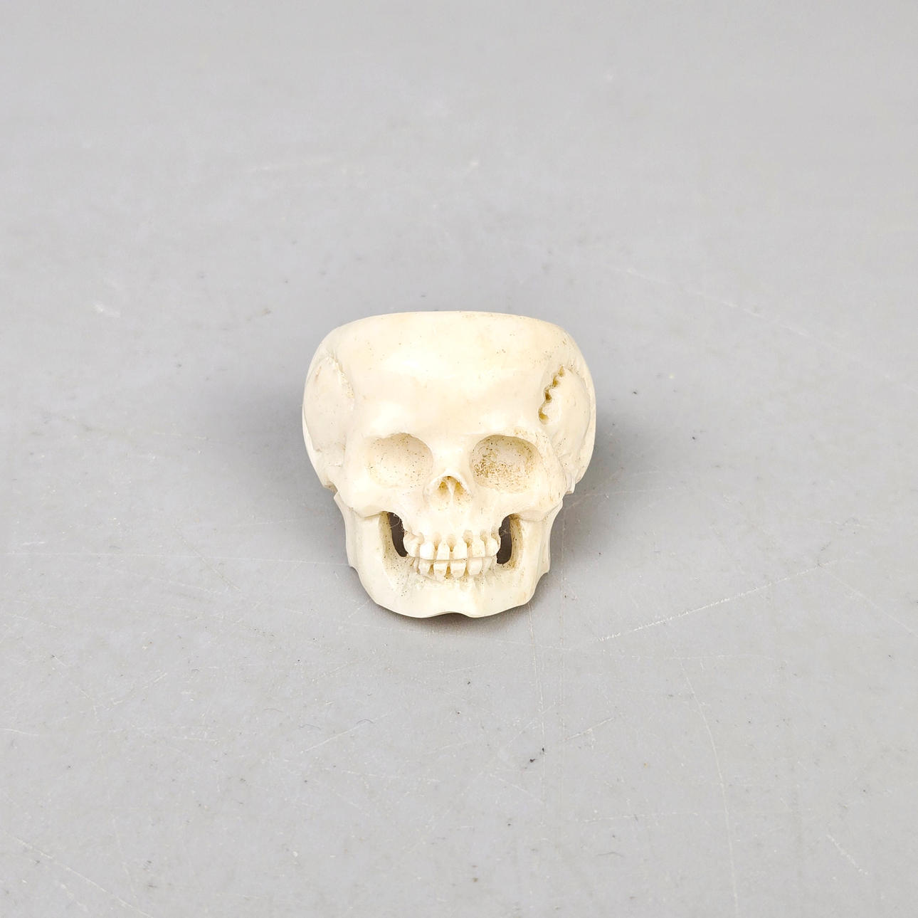 CARVED BONE SKULL RING. Miscellaneous - Miscellaneous - Auctionet