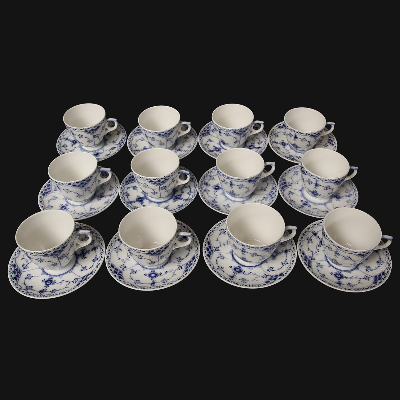SERVISDELAR, porslin, Musselmalet, Royal Copenhagen, 24 delar. Keramik ...