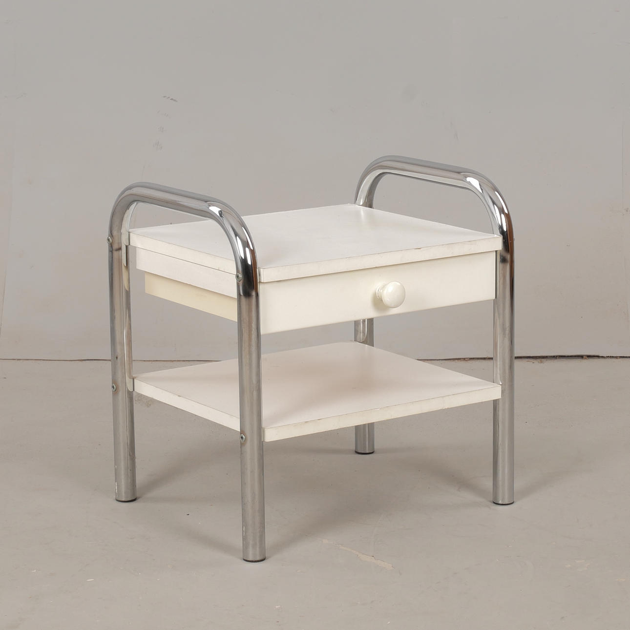 SÄNGBORD, kromad metall och trä, 1970/80-tal. Möbler - Bord - Auctionet