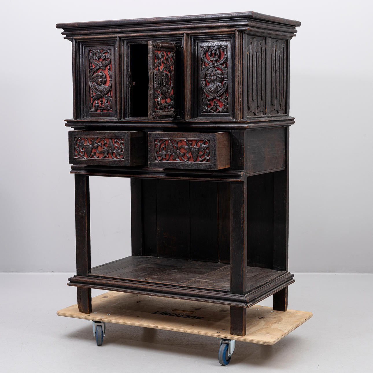 SKÅP, ek, gotisk stil, 1700-/1800-tal. Möbler - Skåp & Hyllor - Auctionet