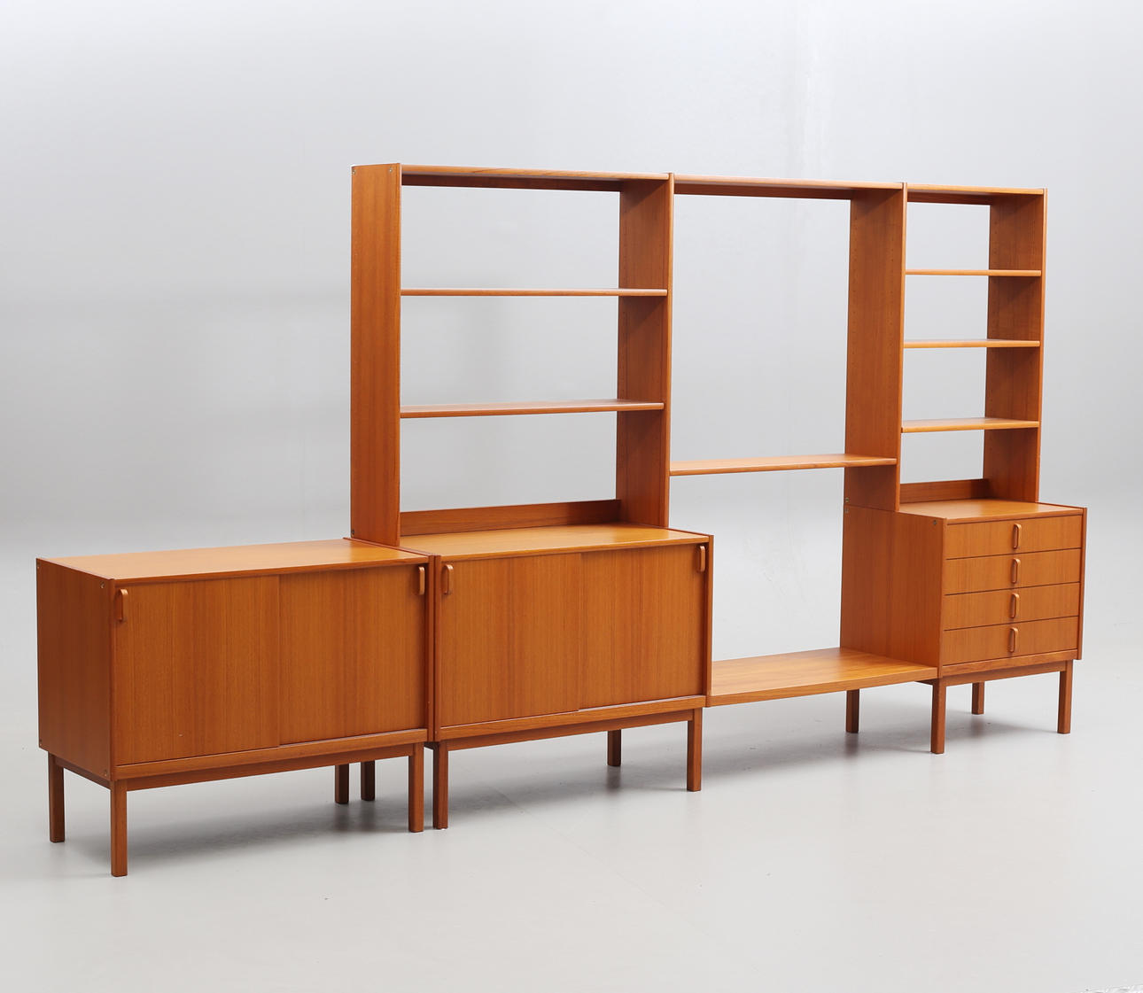 HYLLSYSTEM, teak, 4 sektioner med skrivskiva, 1900-talets andra hälft ...
