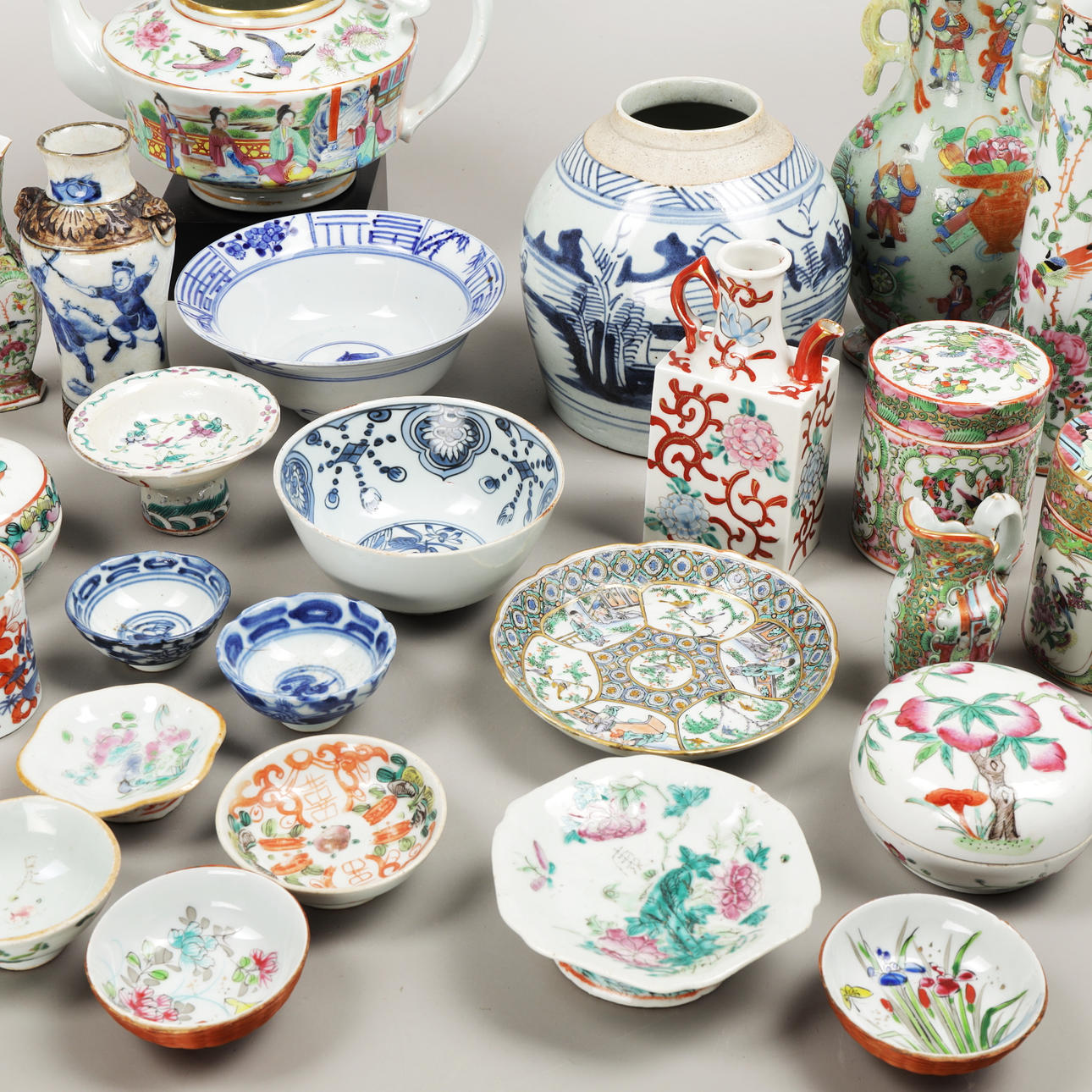 A set of 26 oriental porcelain objects, 1800/20th century. Asiatica ...