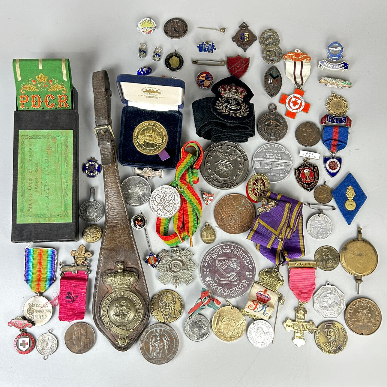 GROUP OF MIXED MILITARY BADGES ETC. Weapons & Militaria - Other - Auctionet
