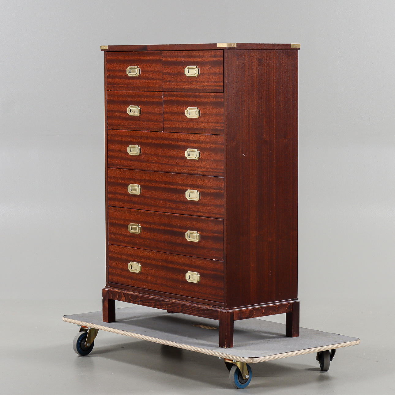 Chest of drawers Veneered with mahogany, English style, second half of ...