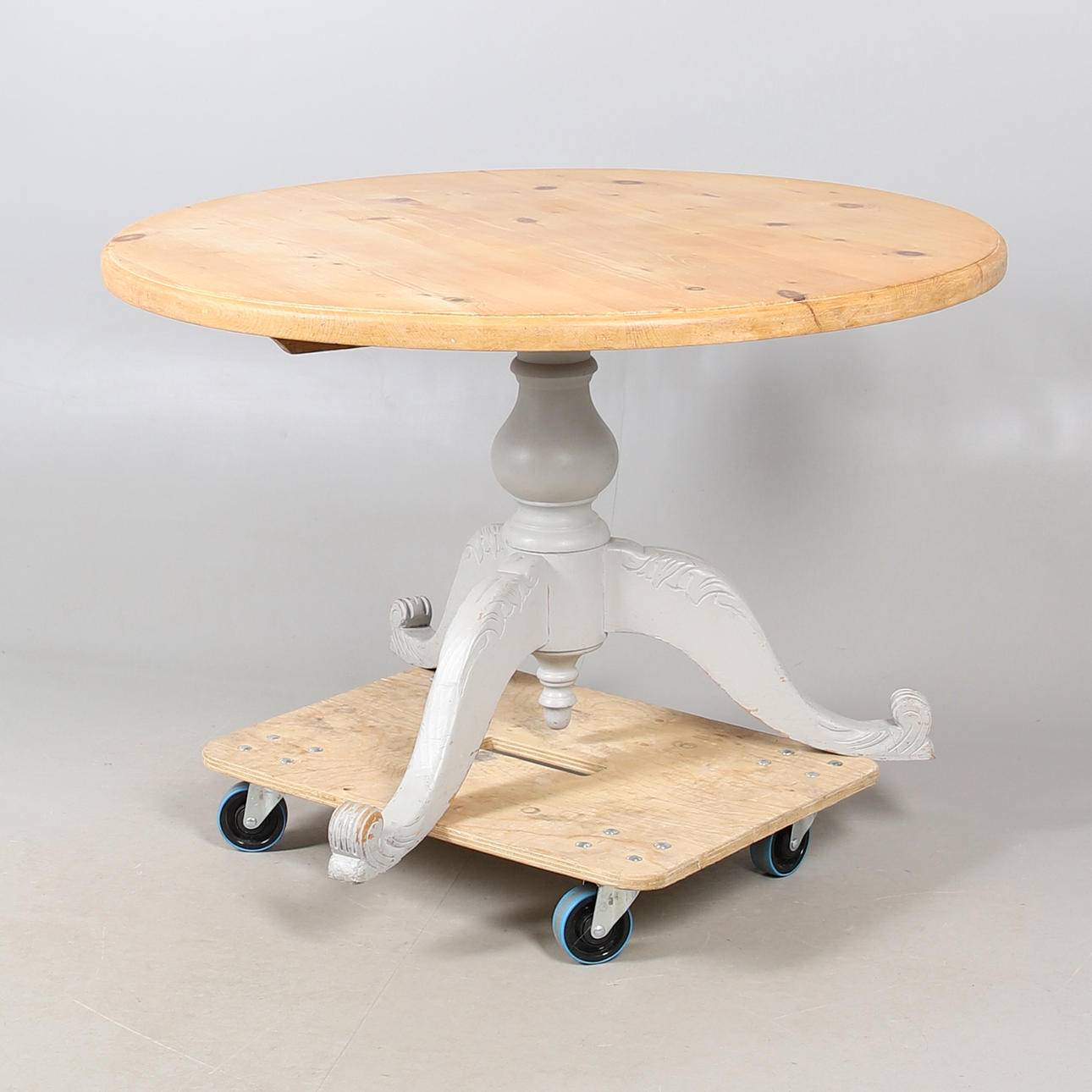 EIN RUNDER TISCH AUS BEMALTEM KIEFERNHOLZ. Möbel - Tische - Auctionet