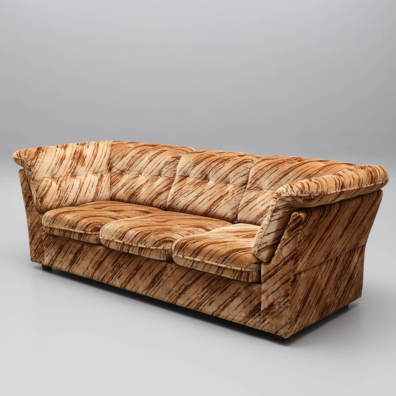 A plush 1970s sofa. Furniture - Sofas & seatings - Auctionet