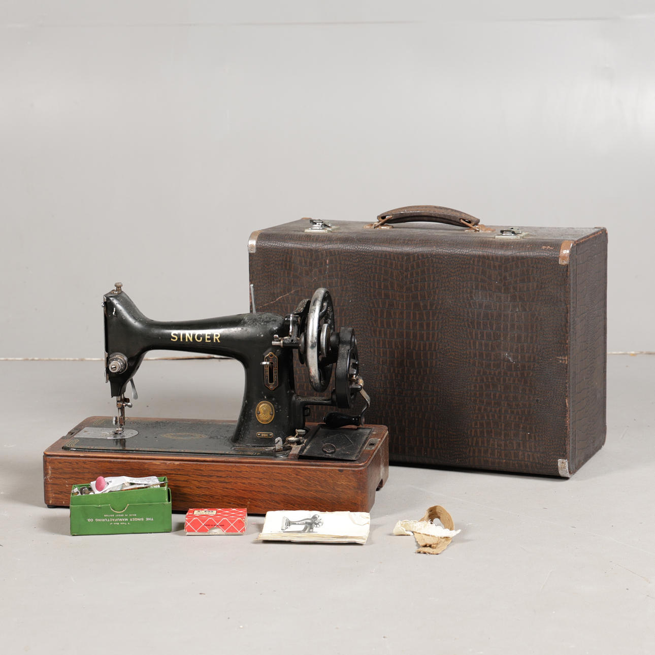 A CASED SINGER SEWING MACHINE. Collectables - Technica & Nautica ...