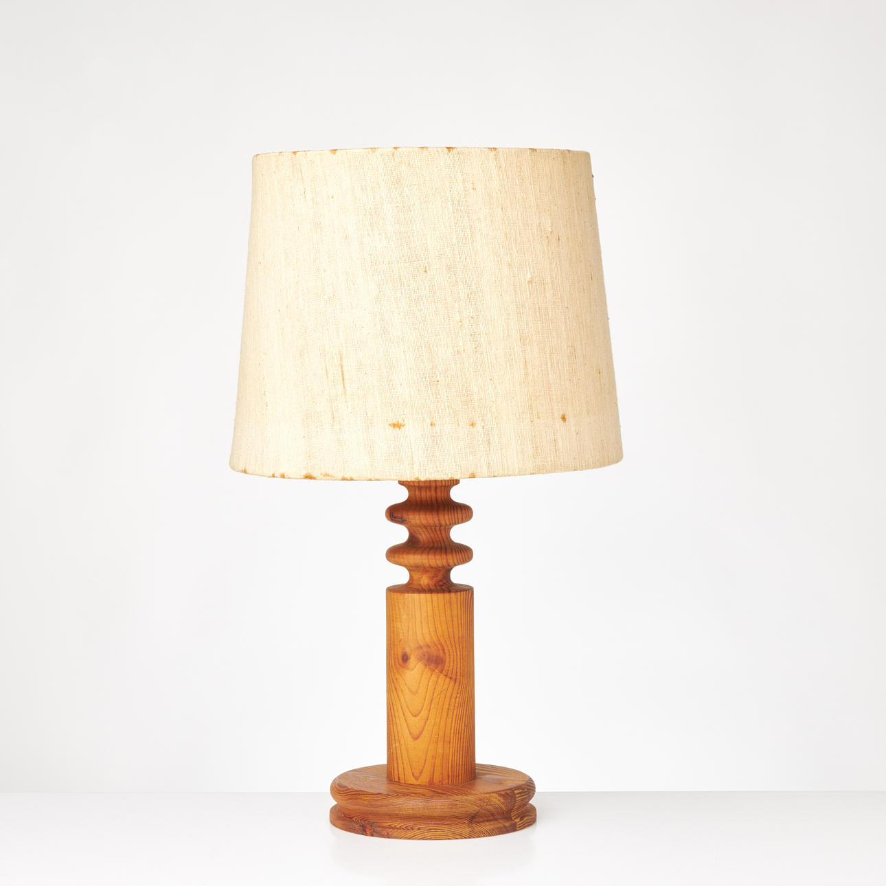 ÖSTEN & UNO KRISTIANSSON. Table lamp, turned foot in pine, inner cup in ...