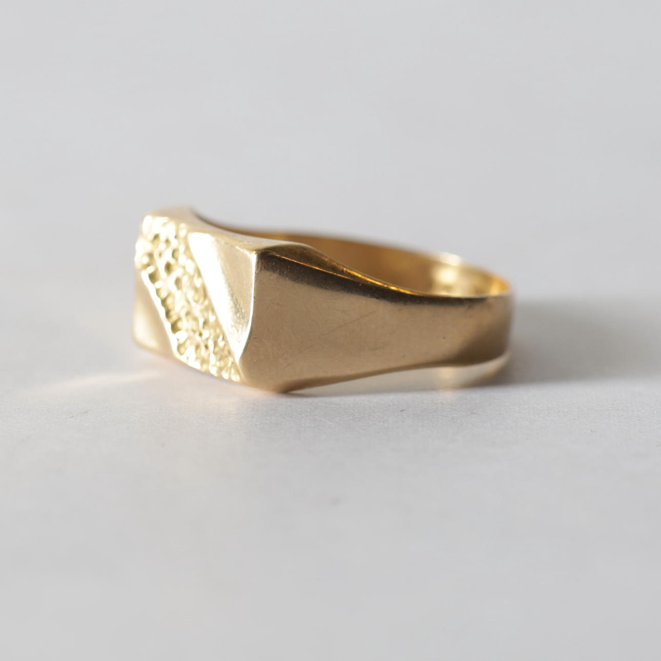A SIGNET RING, 18K gold. Total weight approx. 3.4 grams. Jewellery ...