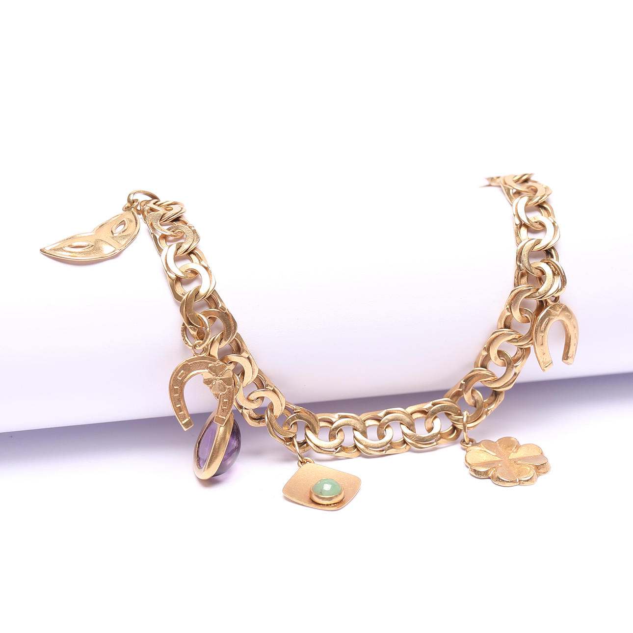 ARMBAND med berlocker, 18k guld, total vikt ca 17 gram. Smycken ...