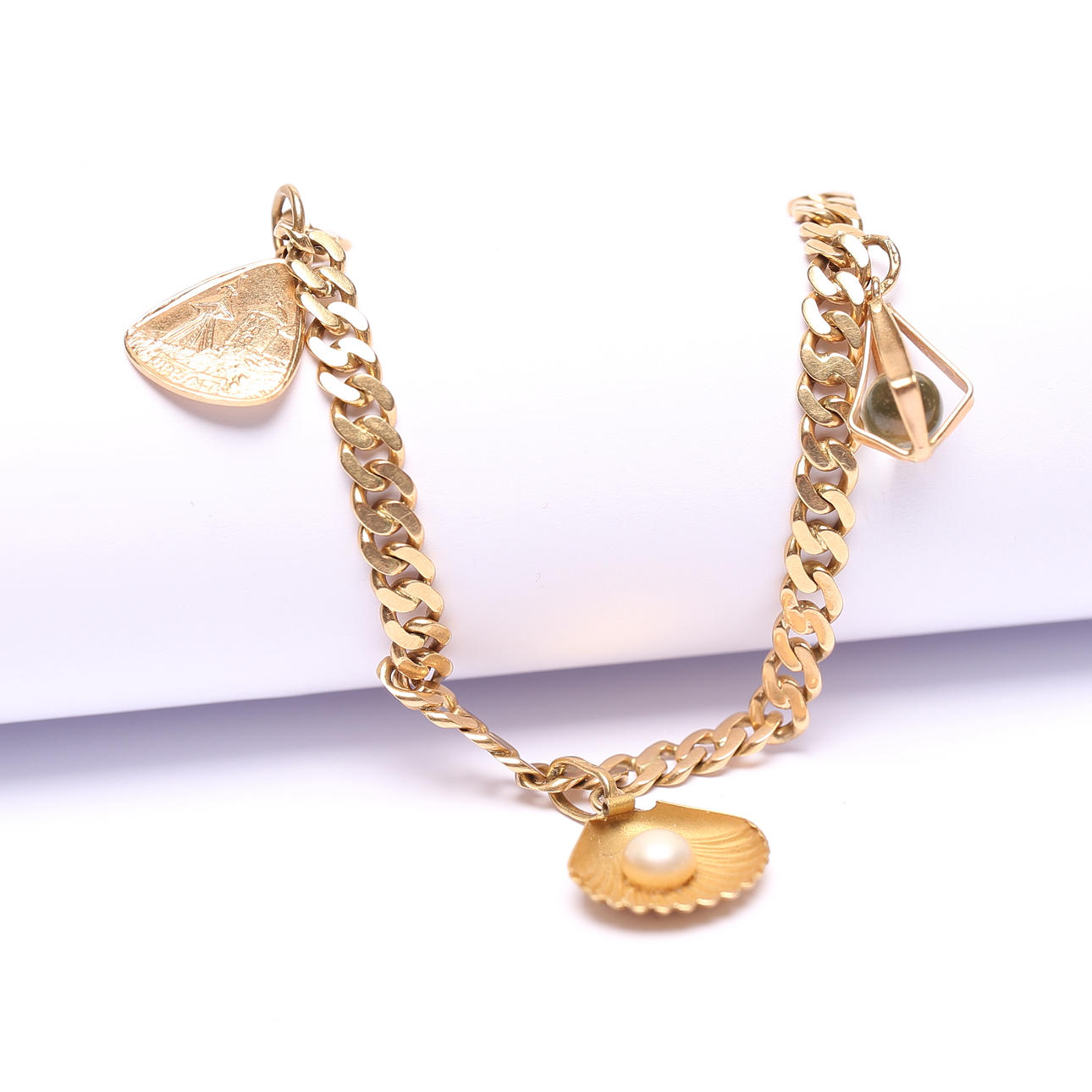 ARMBAND med berlocker, 18k guld, total vikt ca 10,7 gram. Smycken ...