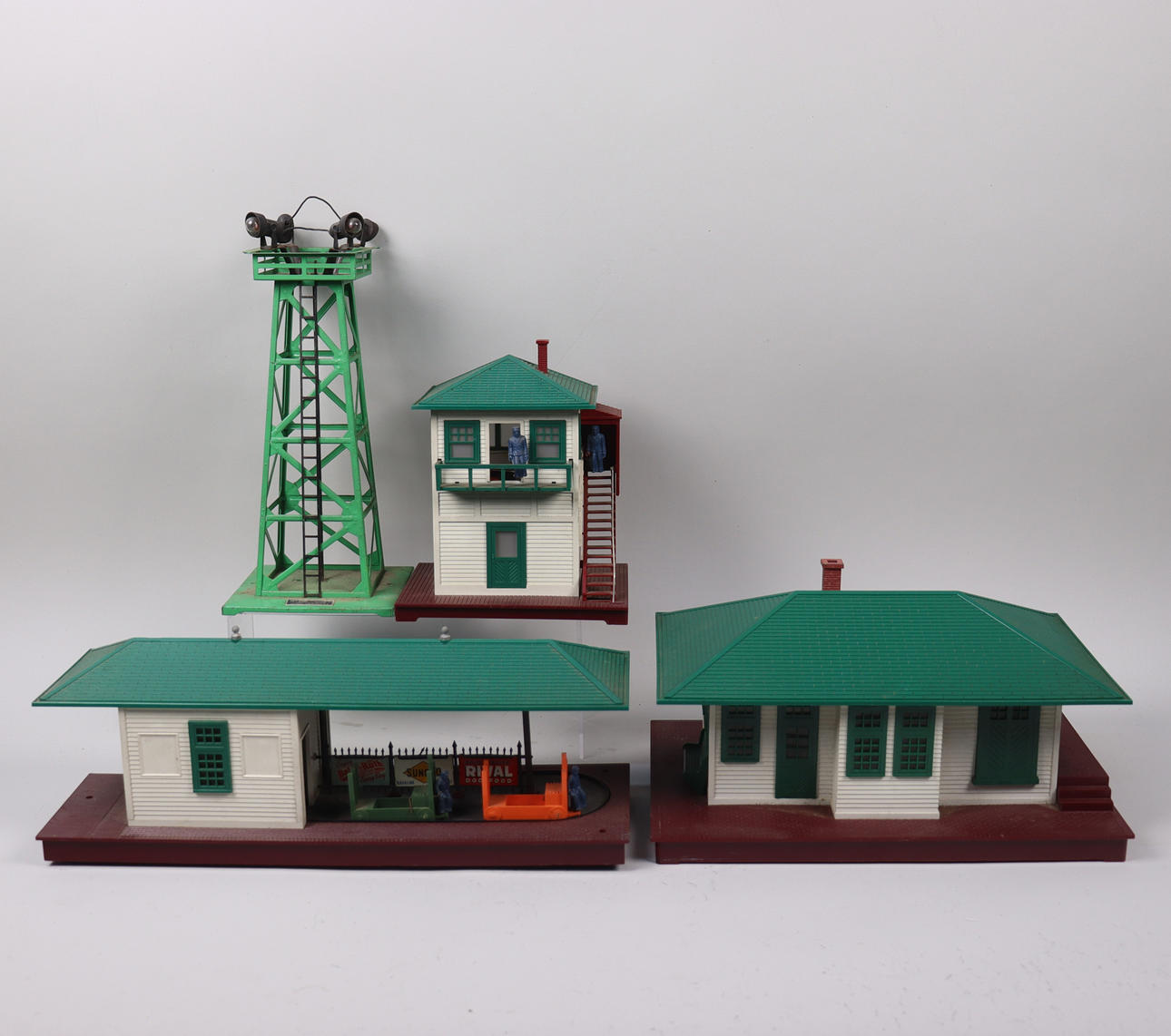 A MODEL RAILWAY, Lionel, USA, buildings, sheet and plastic, 0-scale ...