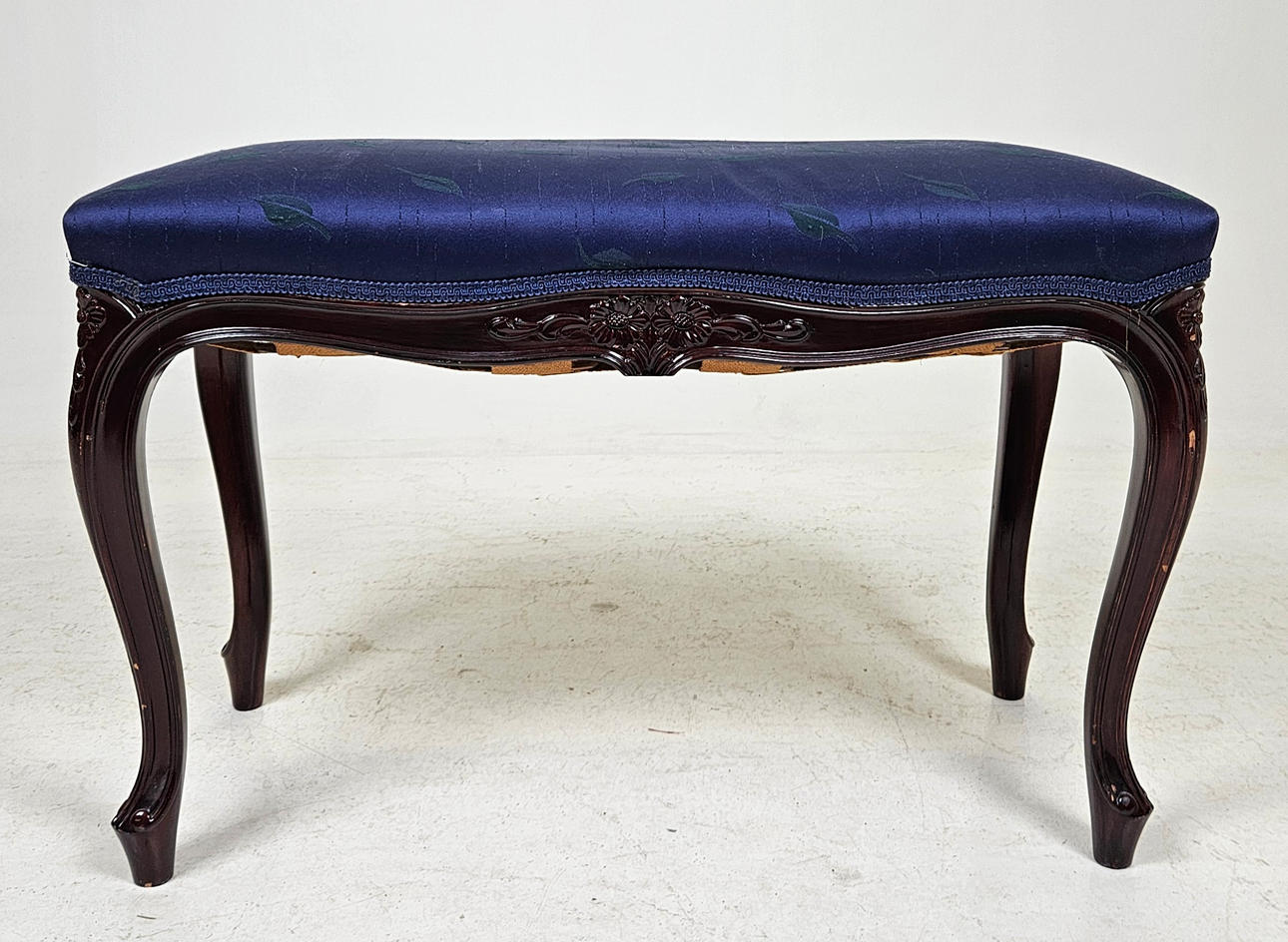 A 20th century Rococo stool. Furniture - Armchairs & Chairs - Auctionet