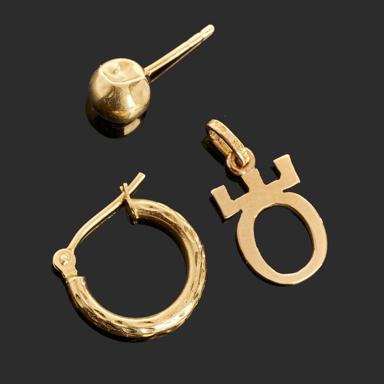 LOT GOLD, 18k gold, pendant and two different earrings. Jewellery ...