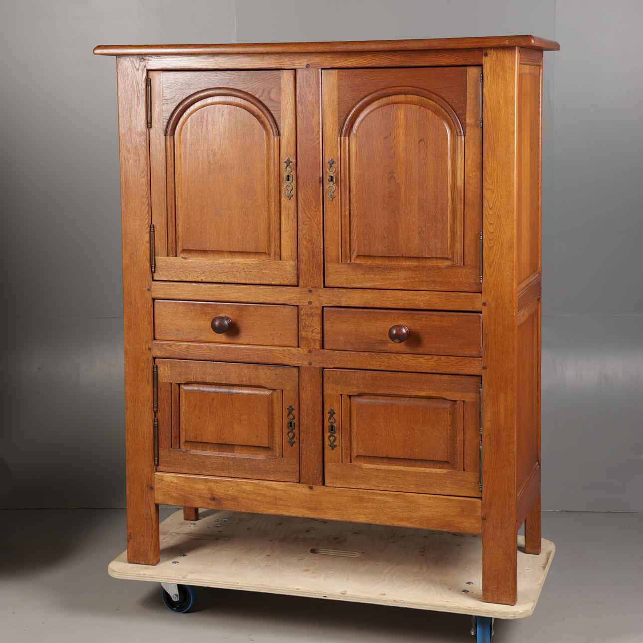 A DUTCH OAK CUPBOARD. Furniture - Cupboards, Cabinets & Shelves - Auctionet