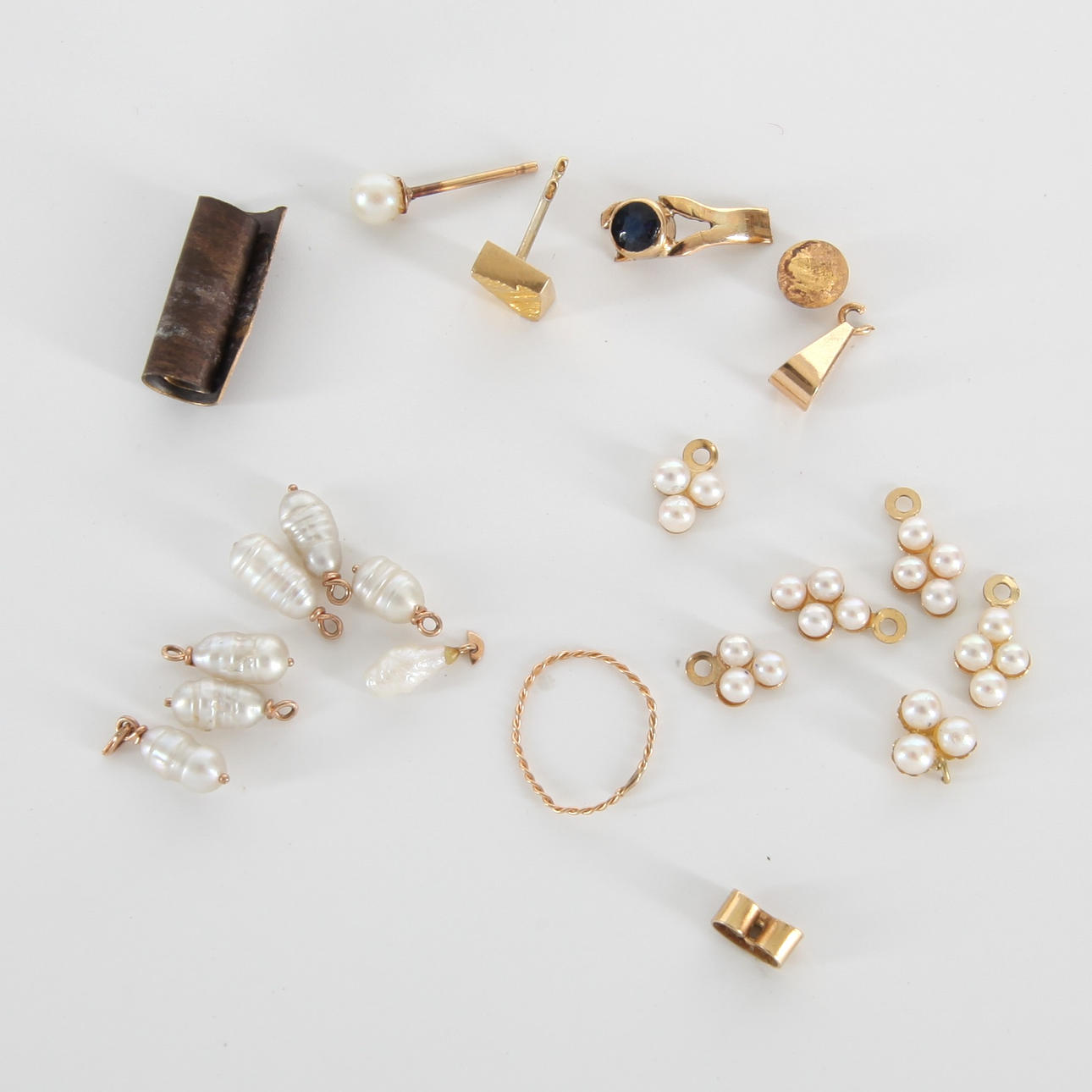 JEWELLERY PARTS AND GOLD SCRAP, 18K gold. Jewellery & Gemstones - Other ...