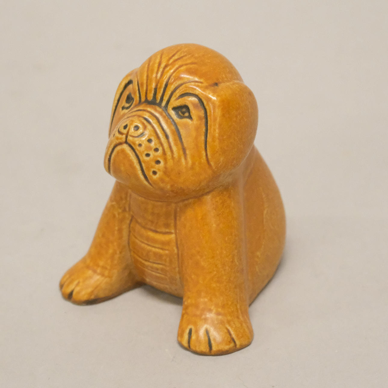 LISA LARSON. FIGUR I FORM AV EN BOXERVALP, UR SERIEN "KENNEL". Keramik ...