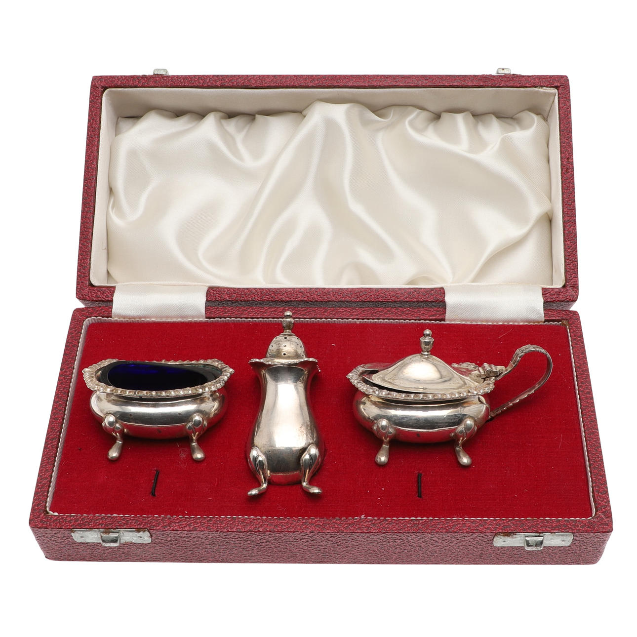 A CASED SILVER CRUET SET. Silver & Metals - Silver - Auctionet