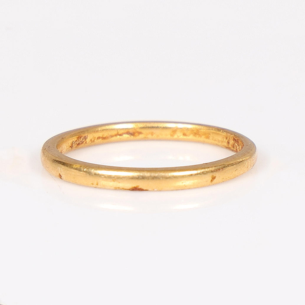 A 22 CARAT GOLD WEDDING RING. Jewellery & Gemstones - Rings - Auctionet