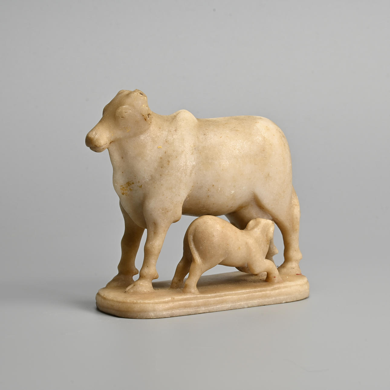 AN INDIAN ALABASTER MODEL OF A COW FEEDING CALF, 19TH CENTURY. Art ...